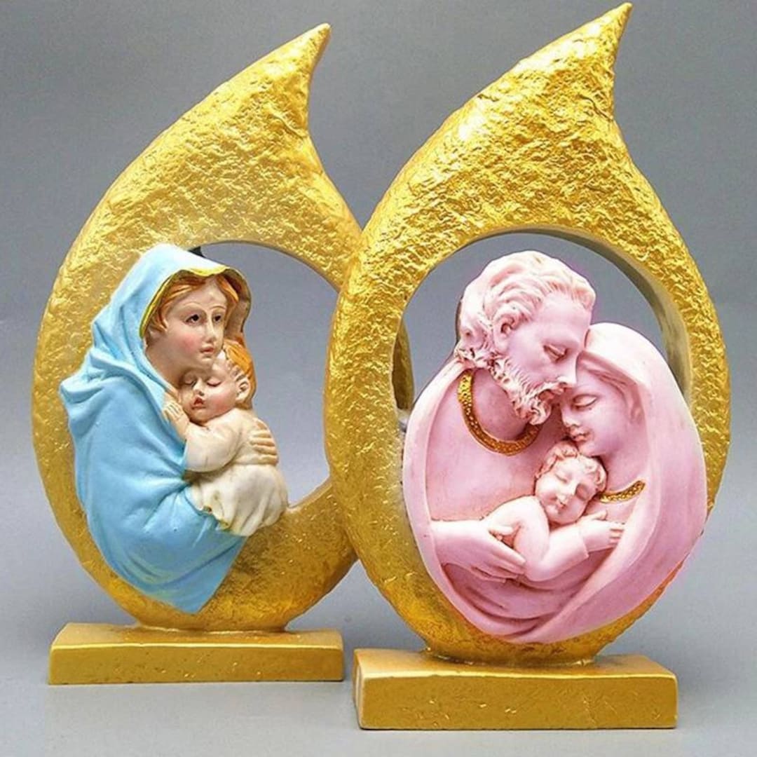Retrato de la Virgen María de pie en oración, vela, arcilla, cera ...