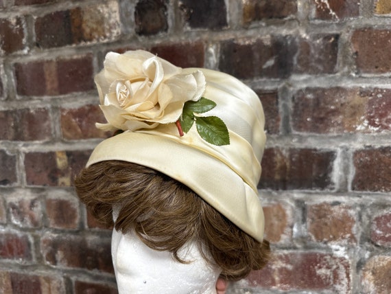 Iconic Cream Satin 50's/60's Rose Cloche Fascinator P… - Gem