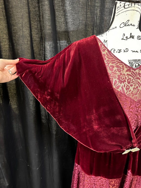 Antique Late 20's/30's Maroon Velvet & Lace Flapper P… - Gem