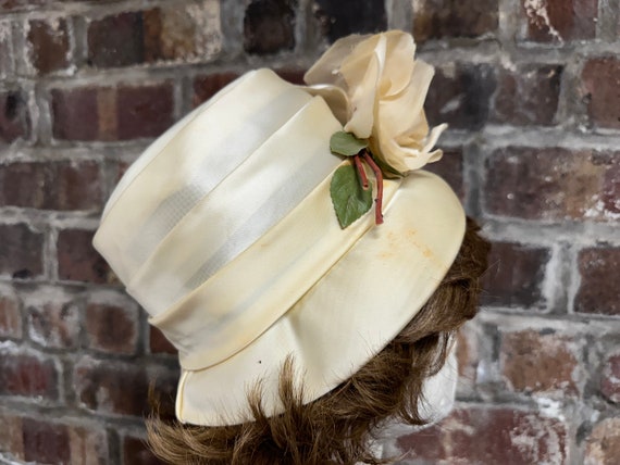 Iconic Cream Satin 50's/60's Rose Cloche Fascinator P… - Gem