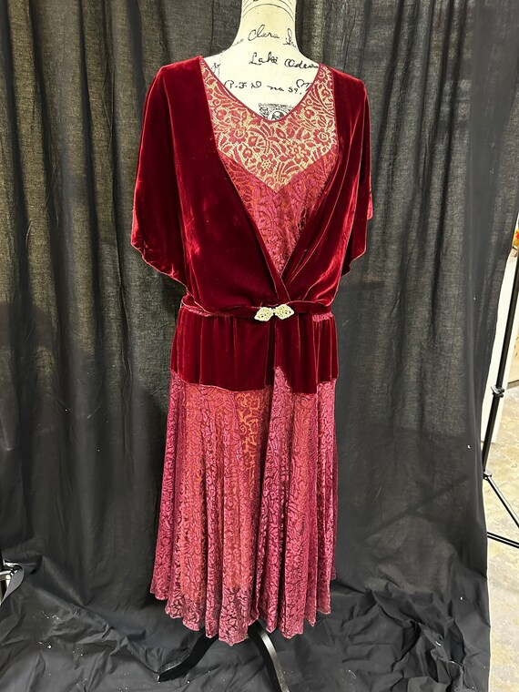 Antique Late 20's/30's Maroon Velvet & Lace Flapper P… - Gem