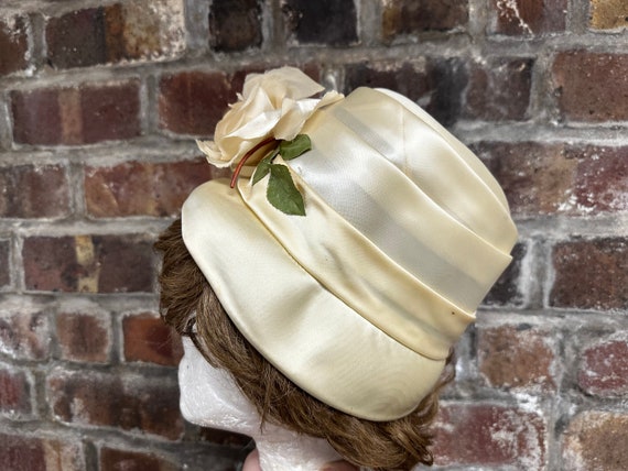 Iconic Cream Satin 50's/60's Rose Cloche Fascinator P… - Gem