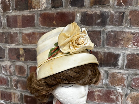 Iconic Cream Satin 50's/60's Rose Cloche Fascinator P… - Gem