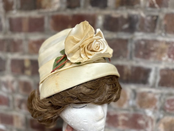 Iconic Cream Satin 50's/60's Rose Cloche Fascinator P… - Gem