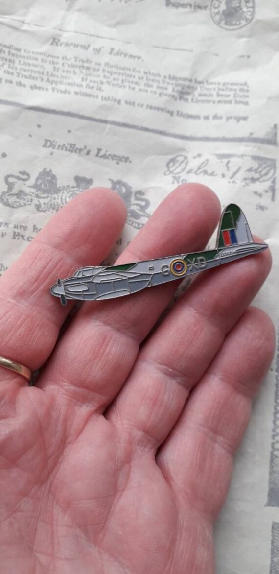 Vintage WW2 British Plane Badges Gem vintage-ww2-british-plane-badges-gem