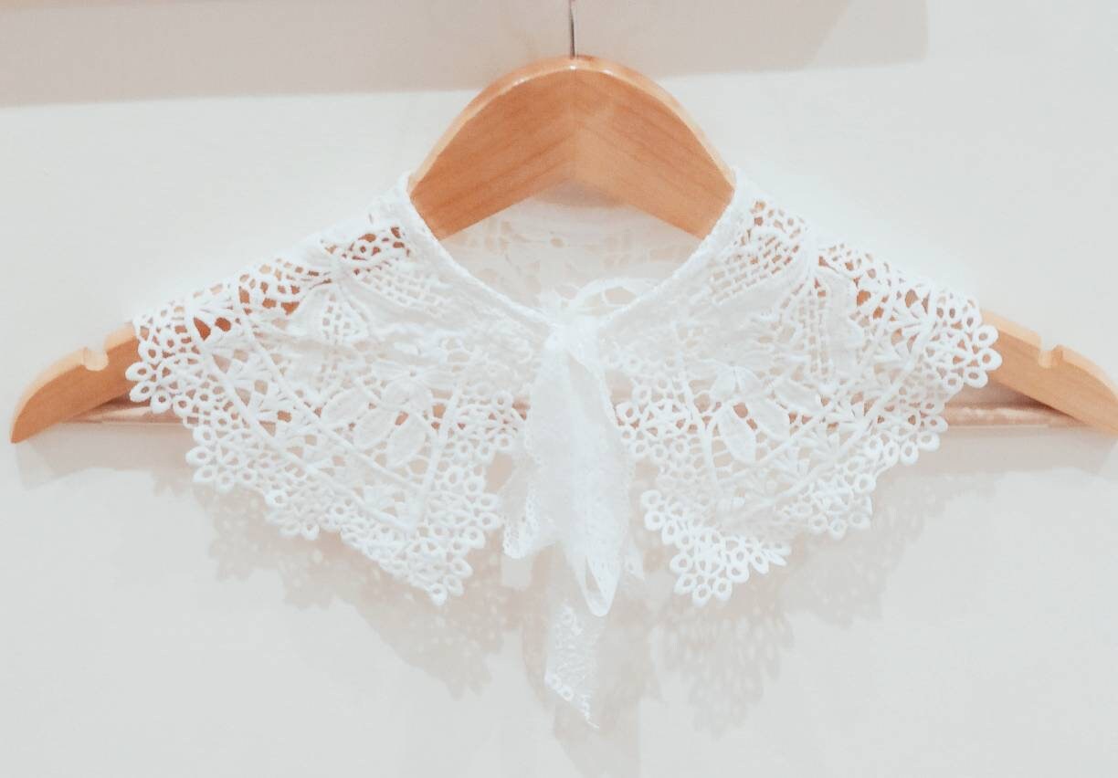 Vintage White Detatcable Lace Collar. With Tie Detailing at the Front ...