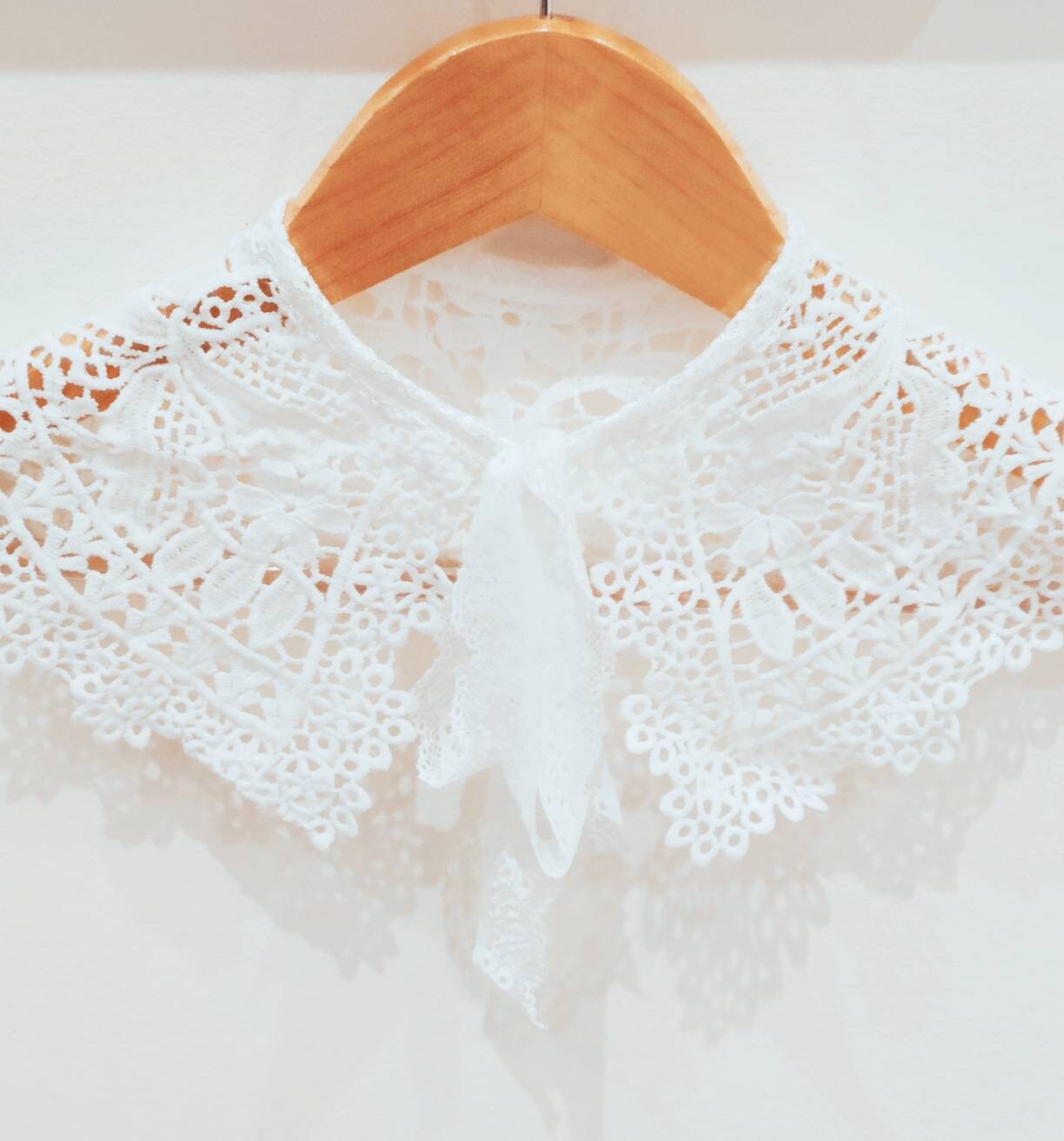 Vintage White Detatcable Lace Collar. With Tie Detailing at the Front ...