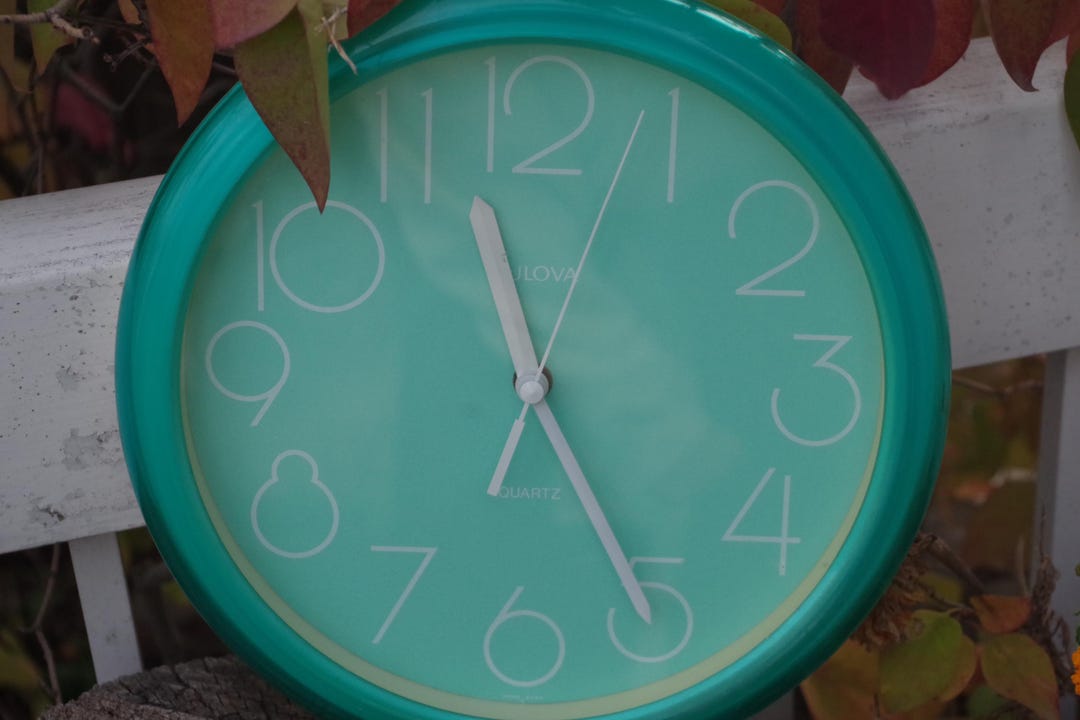 Beautiful Vintage Bulova Blue Wall Clock 80's Made in Hong Kong. - Etsy