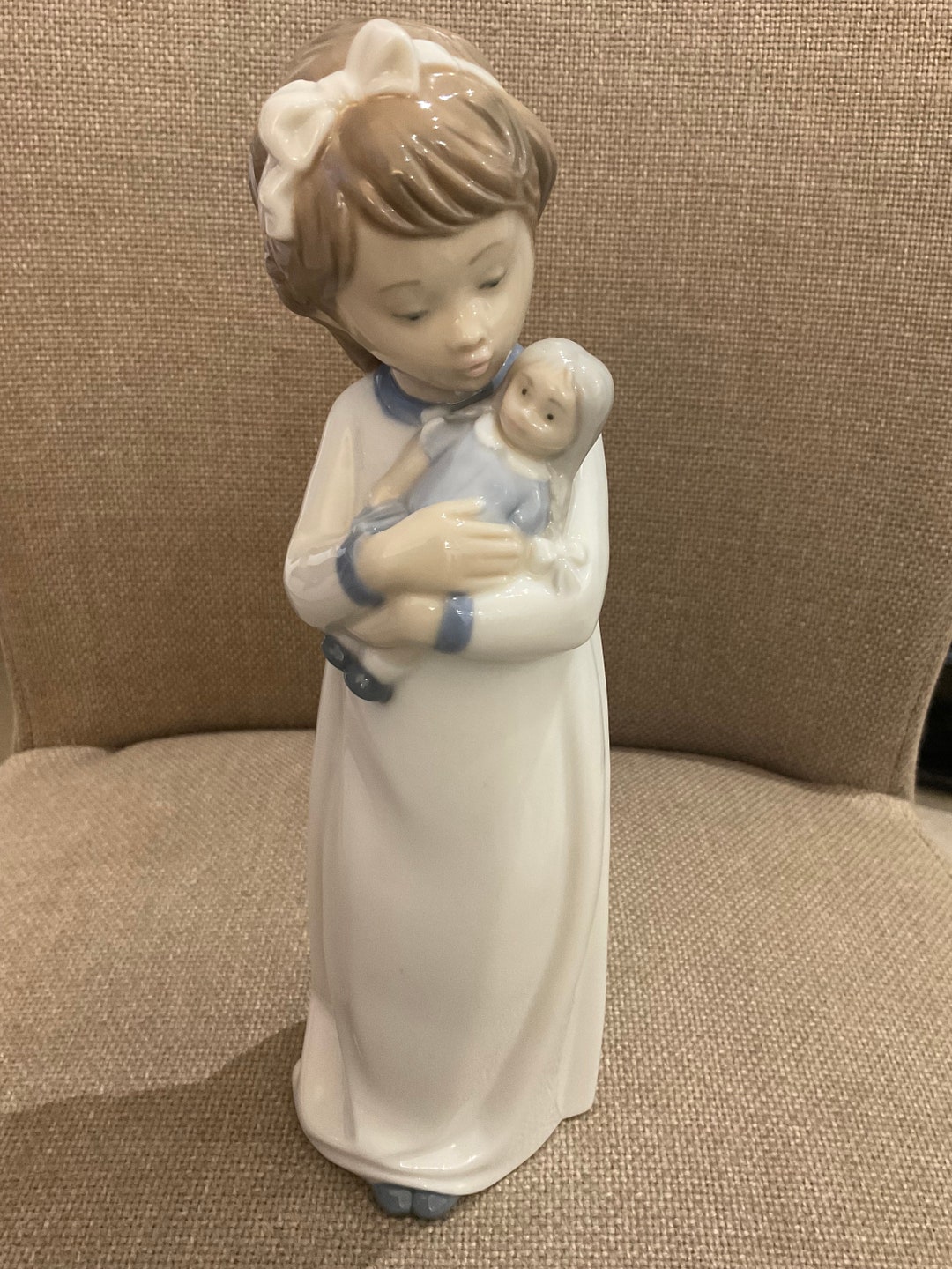 Vintage NAO by Lladro Girl in Nightshirt Holding Her Doll Unboxed (10 ...