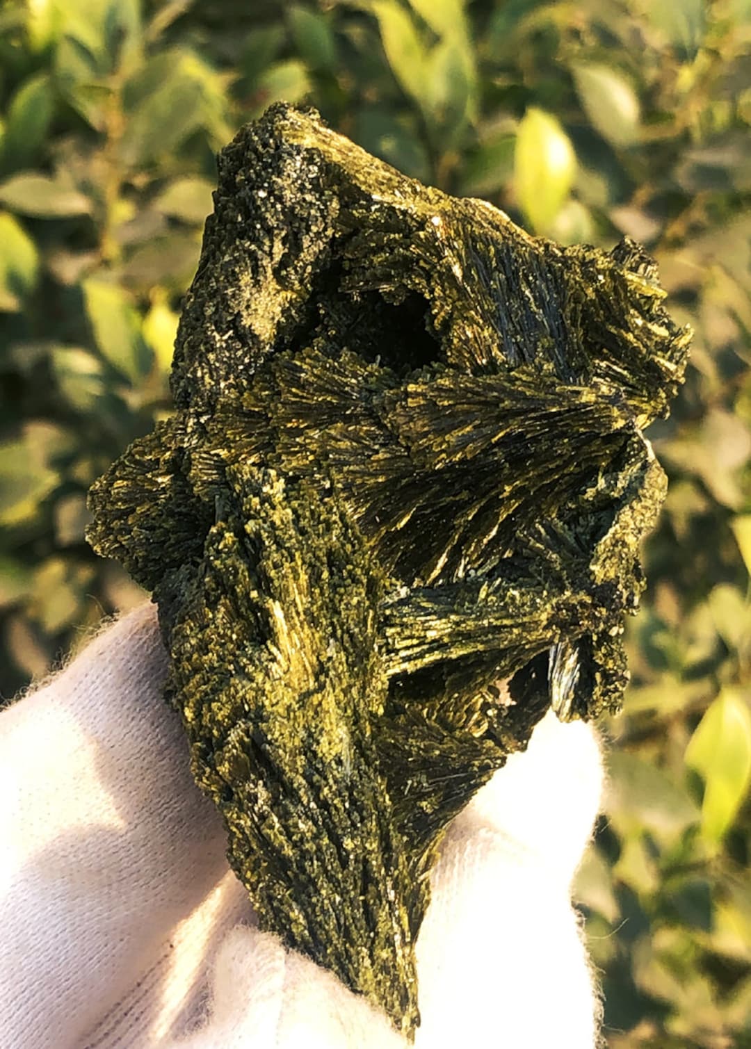 Spécimen d'épidote, grappe de cristaux d'épidote à tête orange, épidote ...