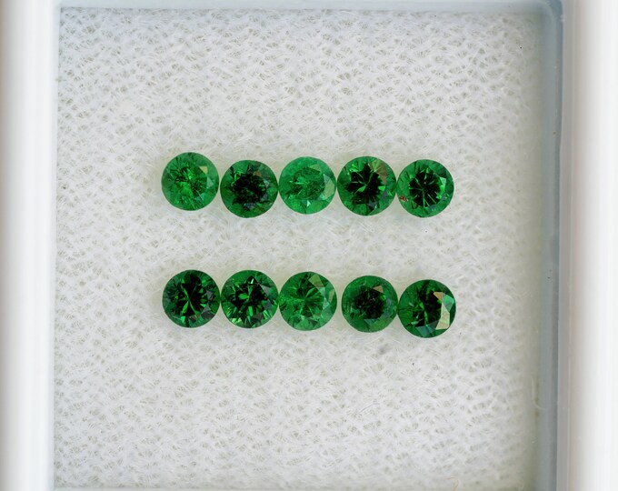A Box of Small Genuine Tsavorite , Round Cut, Green Garnet, Loose ...