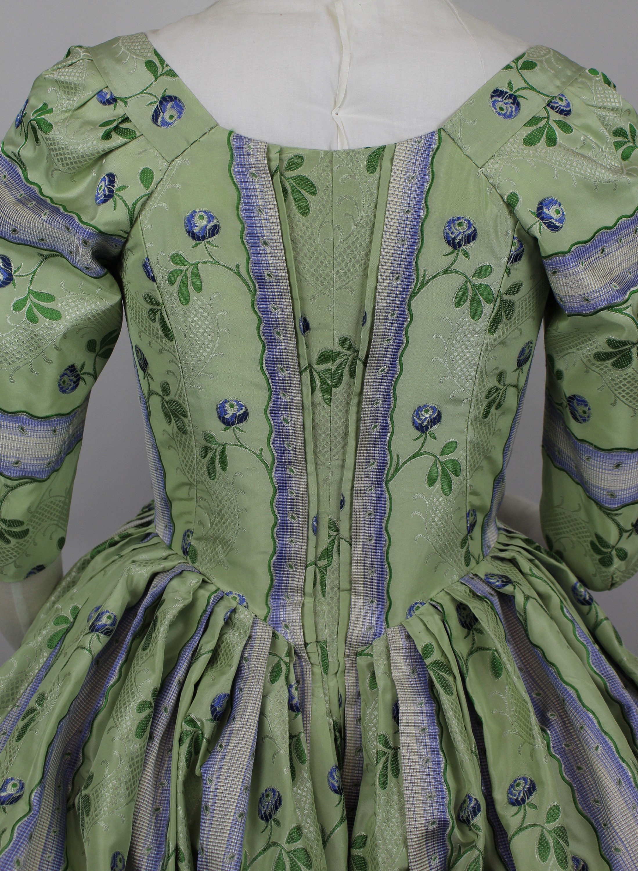 182 Robe a L'anglaise Routrousse 1770-1780- Back Pleats Face Inward ...