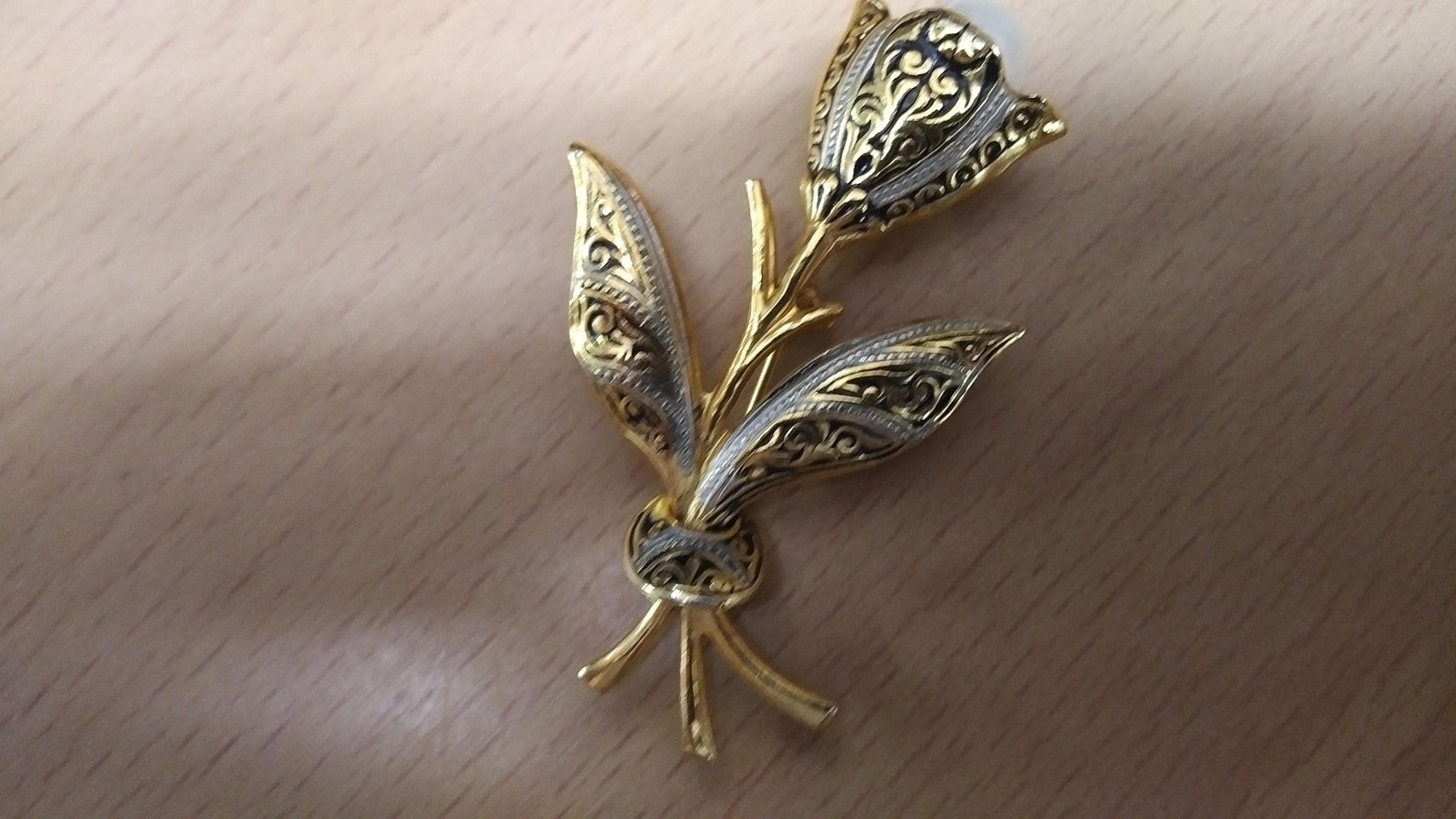 Precioso pin floral con perlas en la parte superior de flower spain ...