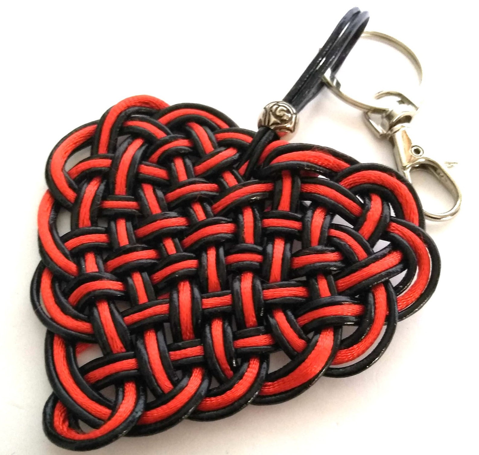 Patron y tutorial corazón de macramé, patrones diy de llaveros con ...