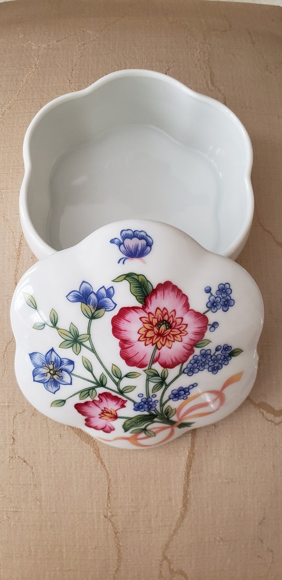 White Porcelain Box with Floral Design / Vintage Scal… - Gem