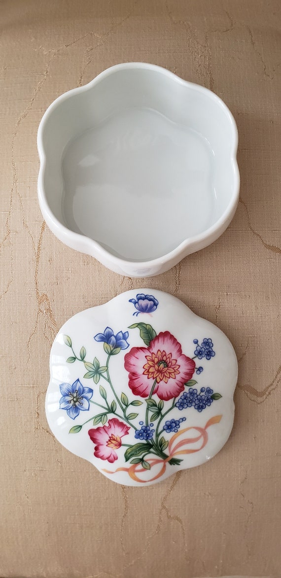 White Porcelain Box with Floral Design / Vintage Scal… - Gem