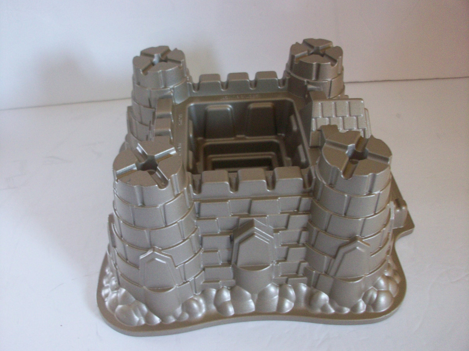 Nordic Ware Castle Bundt Pan, Gold Colored Baking Pans, Cast Aluminum ...