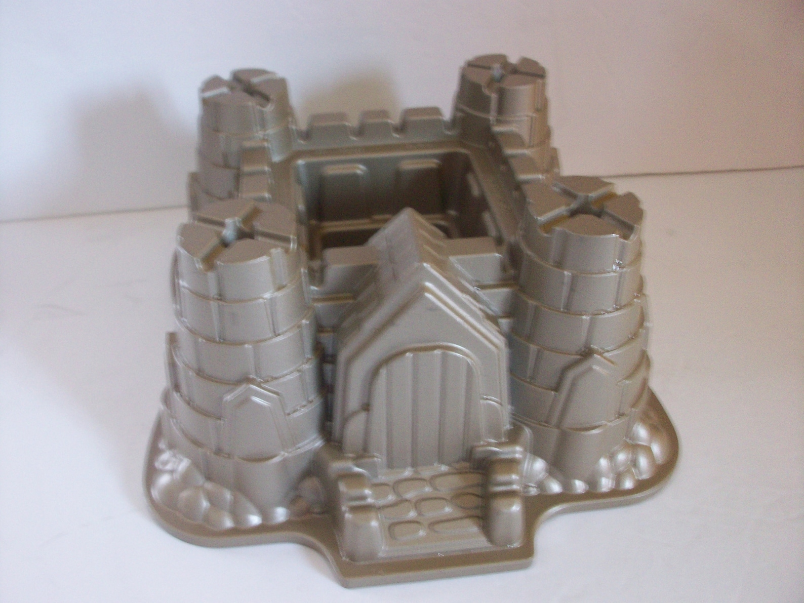 Nordic Ware Castle Bundt Pan, Gold Colored Baking Pans, Cast Aluminum ...