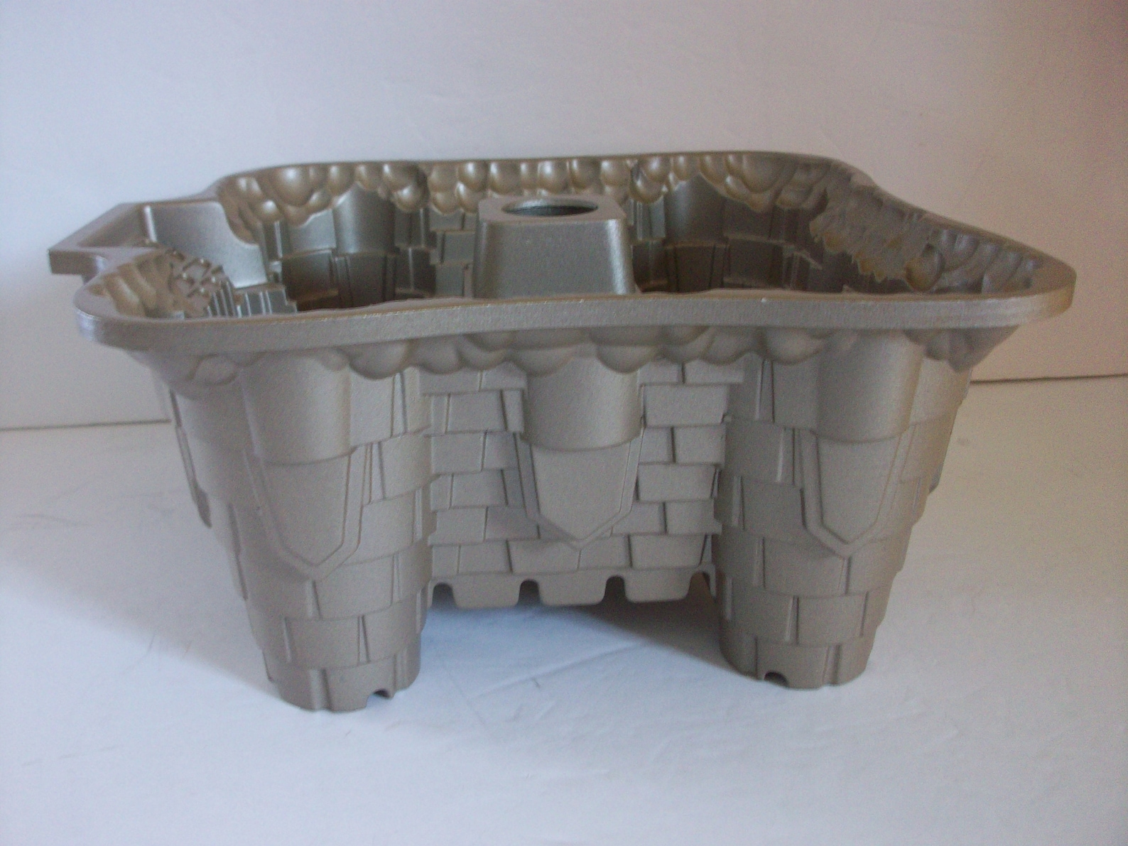 Nordic Ware Castle Bundt Pan, Gold Colored Baking Pans, Cast Aluminum ...