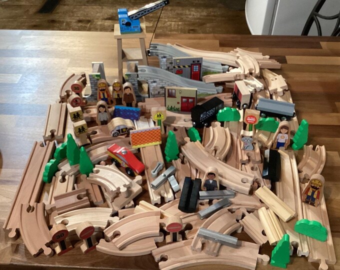 TOYS R US Geoffrey Train Set Train Tracks Bridges Crane People & Cars ...