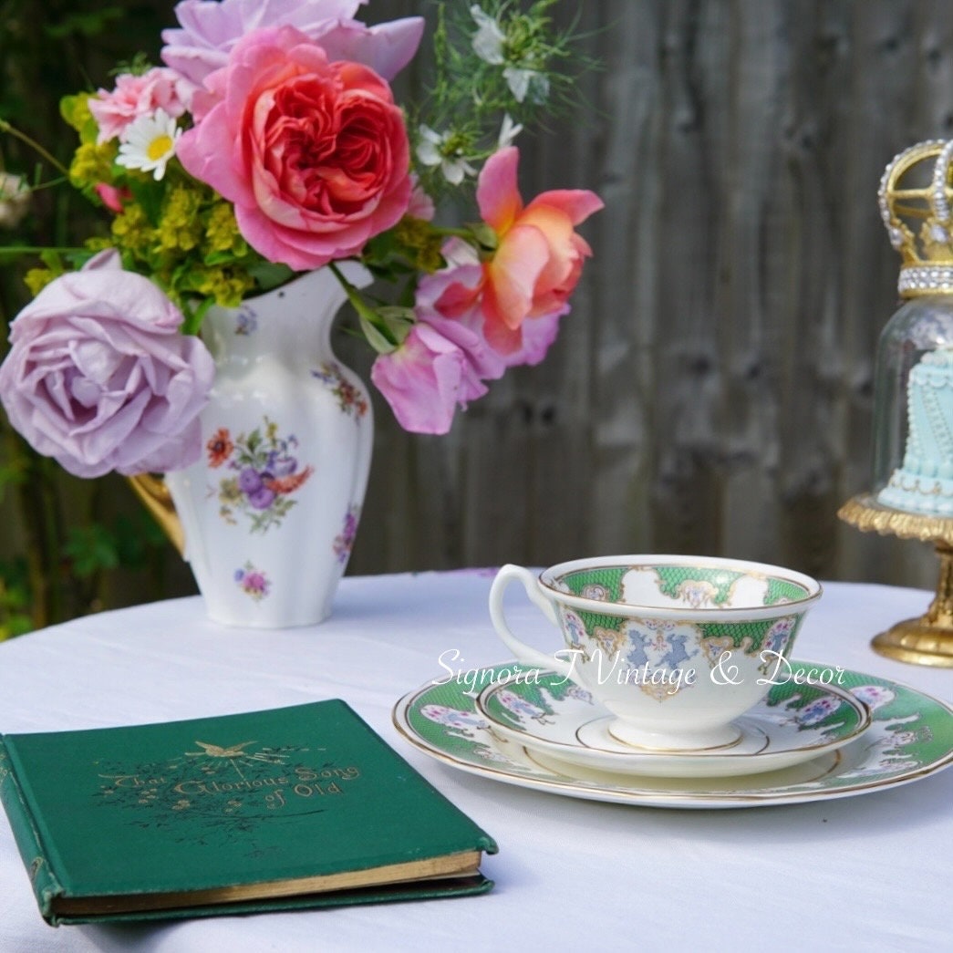 Royal Collection Buckingham Palace Set of Green Trellis, Gold Crown ...