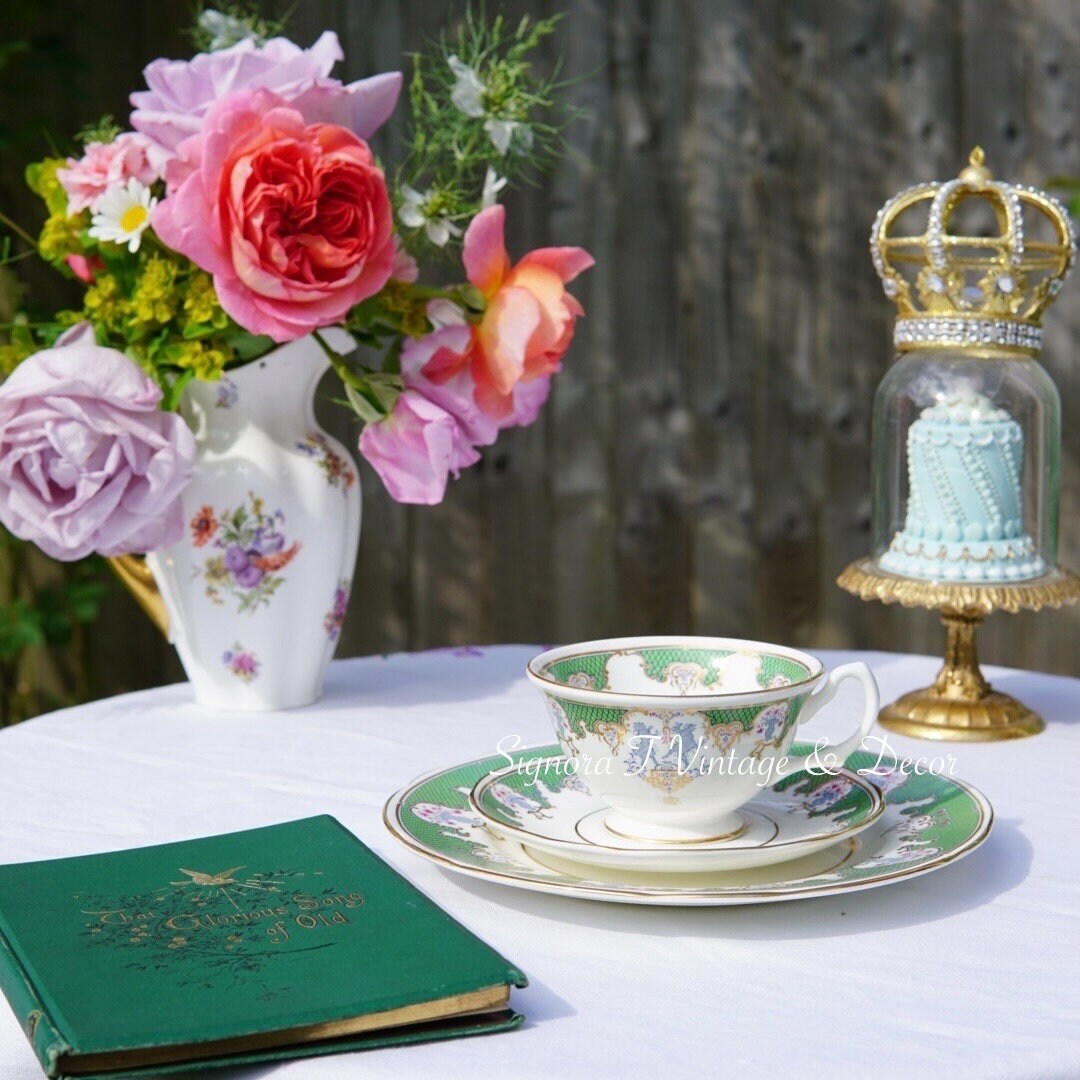 Royal Collection Buckingham Palace Set of Green Trellis, Gold Crown ...