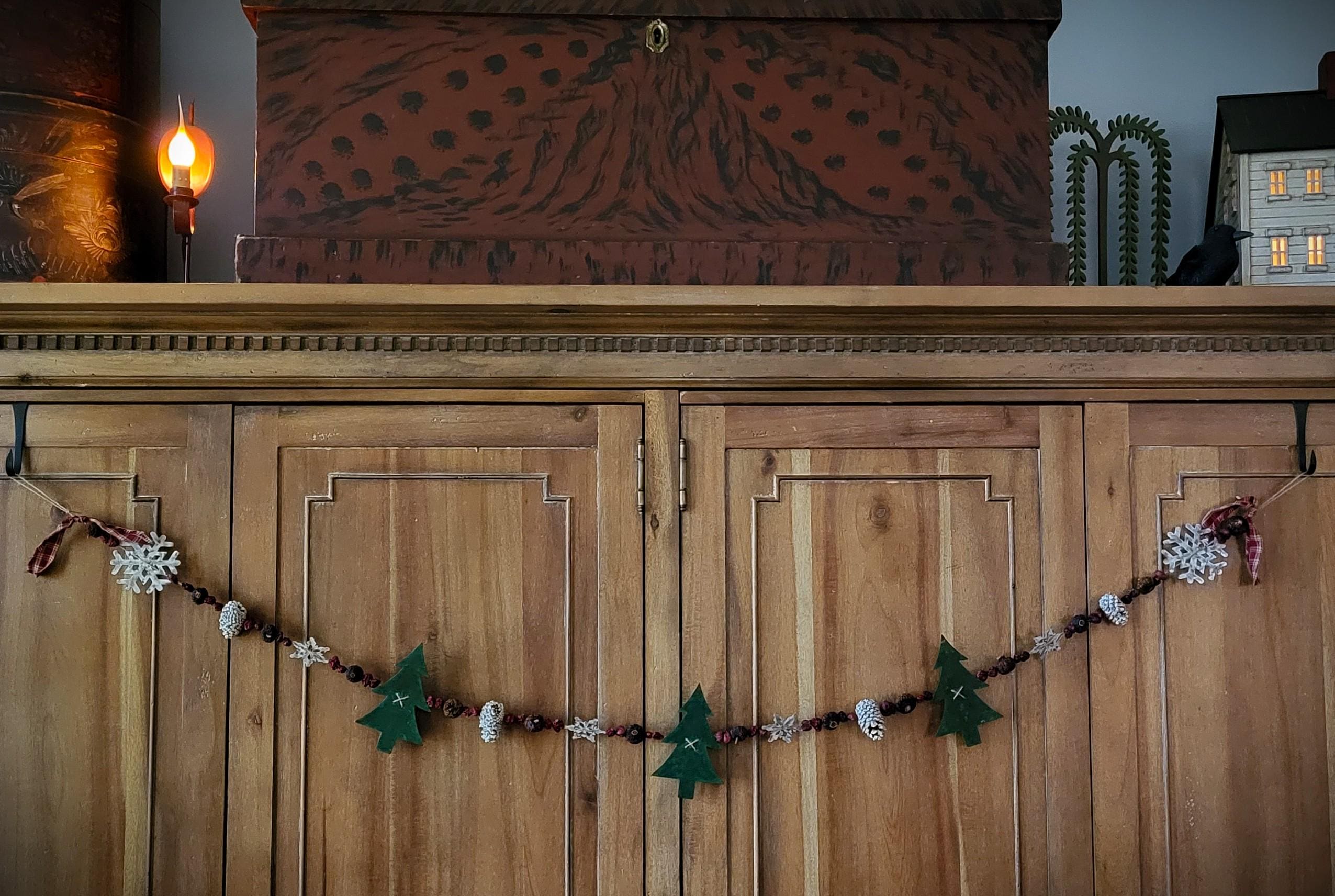 Primitive Garland Christmas Winter Rusty Tree Snowflake Cranberry Pine ...
