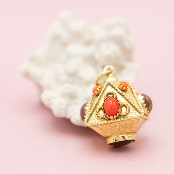 large 18k solid gold toll charm - vintage Etruscan st… - Gem