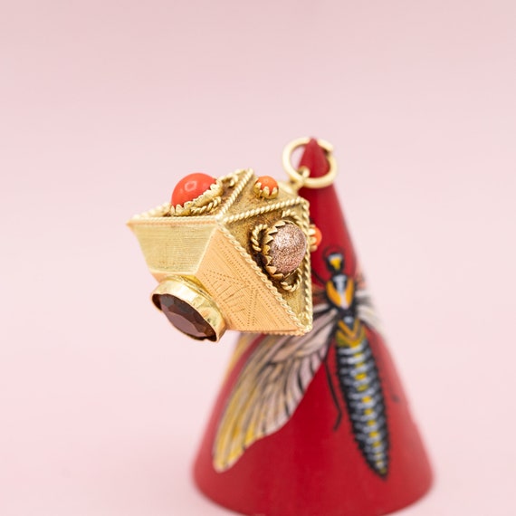 large 18k solid gold toll charm - vintage Etruscan st… - Gem