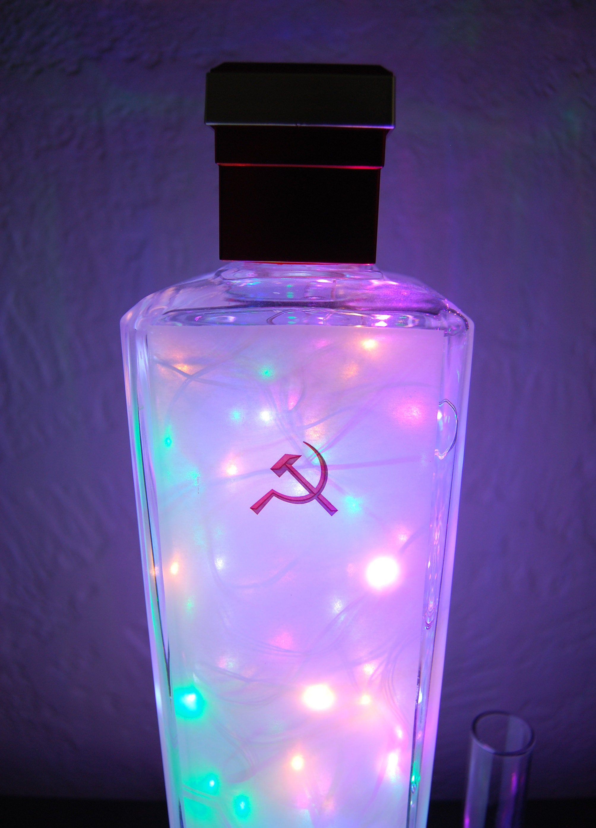 Lámpara de botella de vodka con hoz y martillo – Luz LED reciclada ...