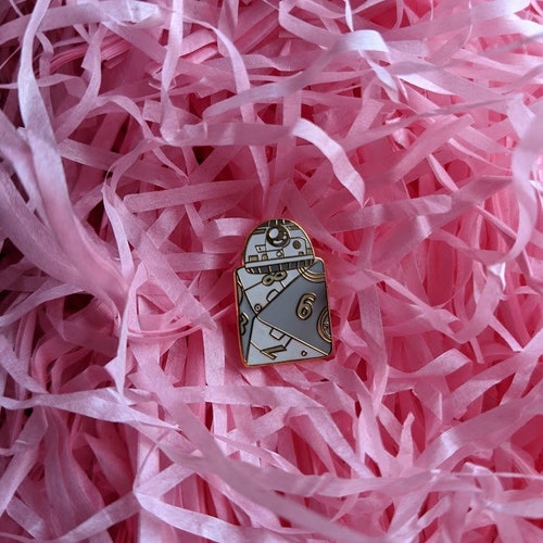 D8 Dice Shield Enamel Pin - Etsy