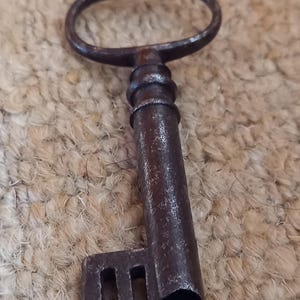 Rare Early Blacksmith Made Key Circa 1760s Fashioned the Teeth as an E ...