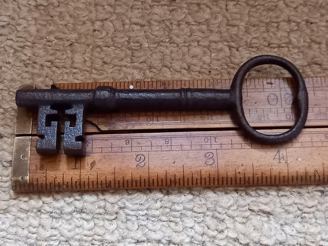 Rare 1700s Door Key,the Design in the Teeth is a Man ,weight 46g 4.5 ...