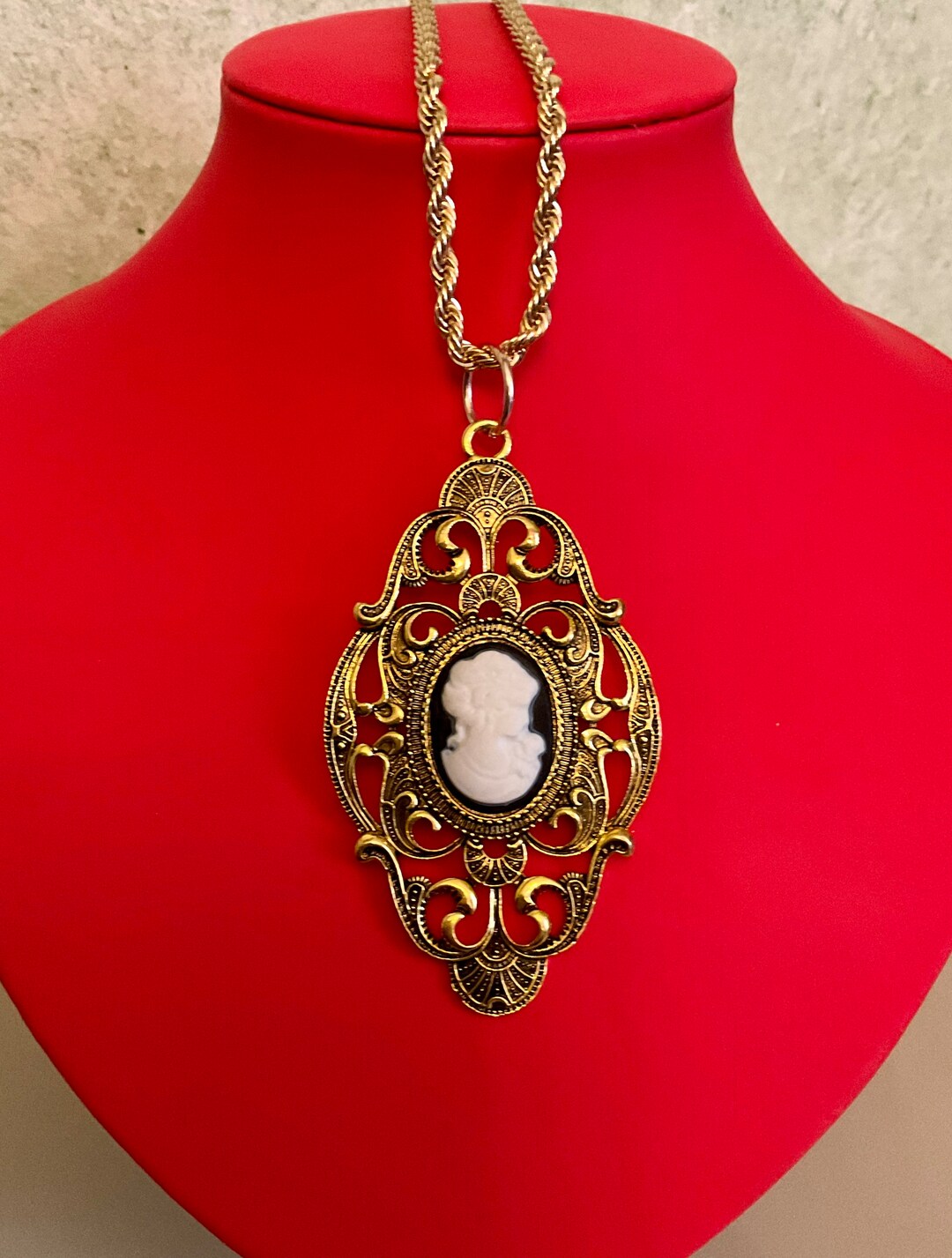 GORGEOUS CAMEO NECKLACE Bakelite Carved- Chain Pendant- Two Tones ...