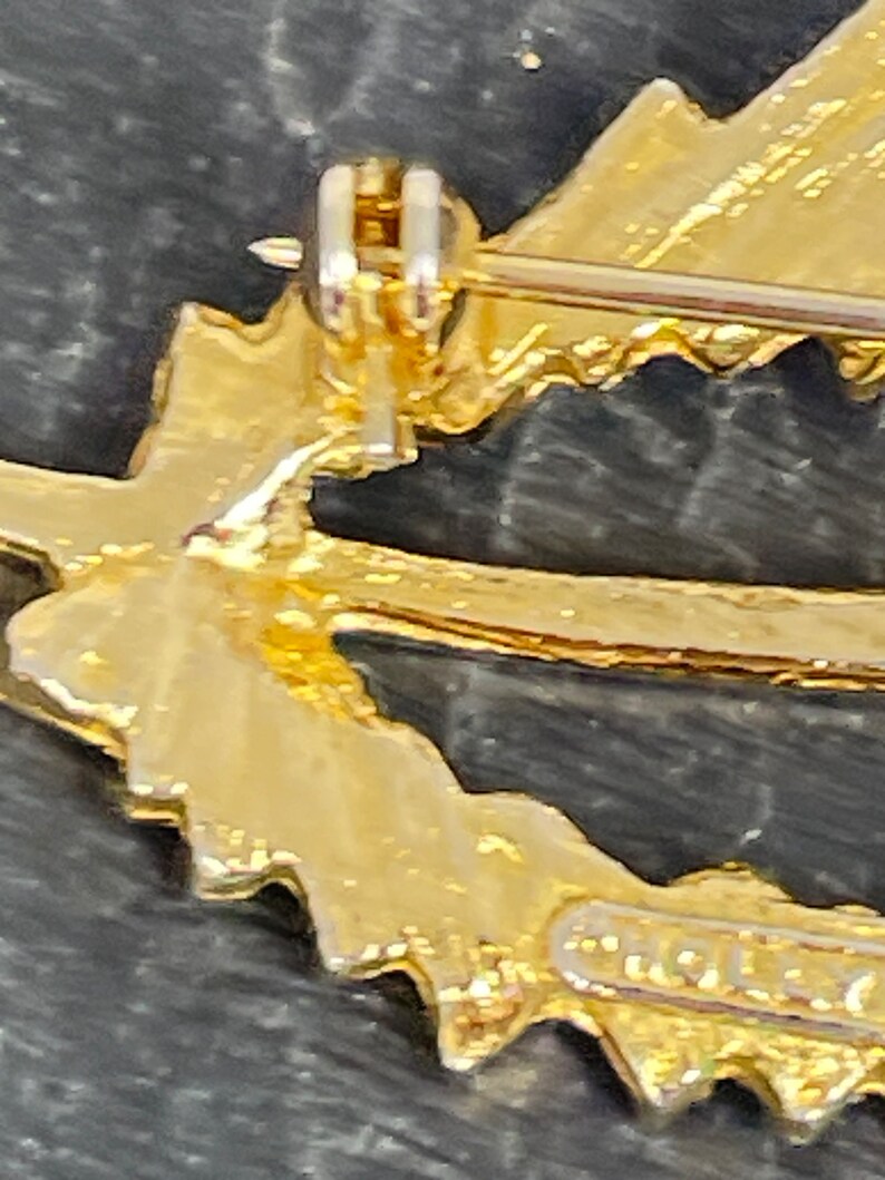 Broche de oro estilo hoja vintage firmado por Hollywood con una perla ...