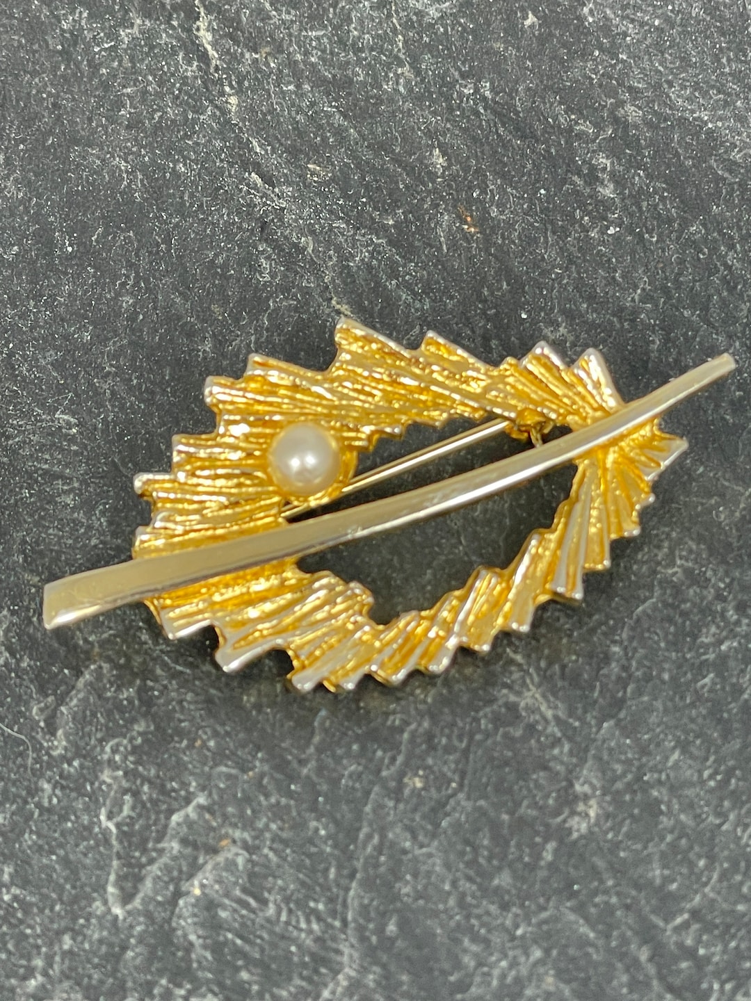 Broche de oro estilo hoja vintage firmado por Hollywood con una perla ...