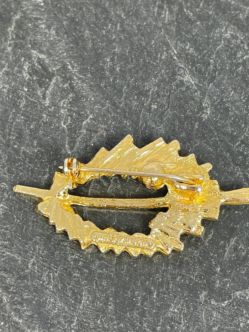 Broche de oro estilo hoja vintage firmado por Hollywood con una perla ...