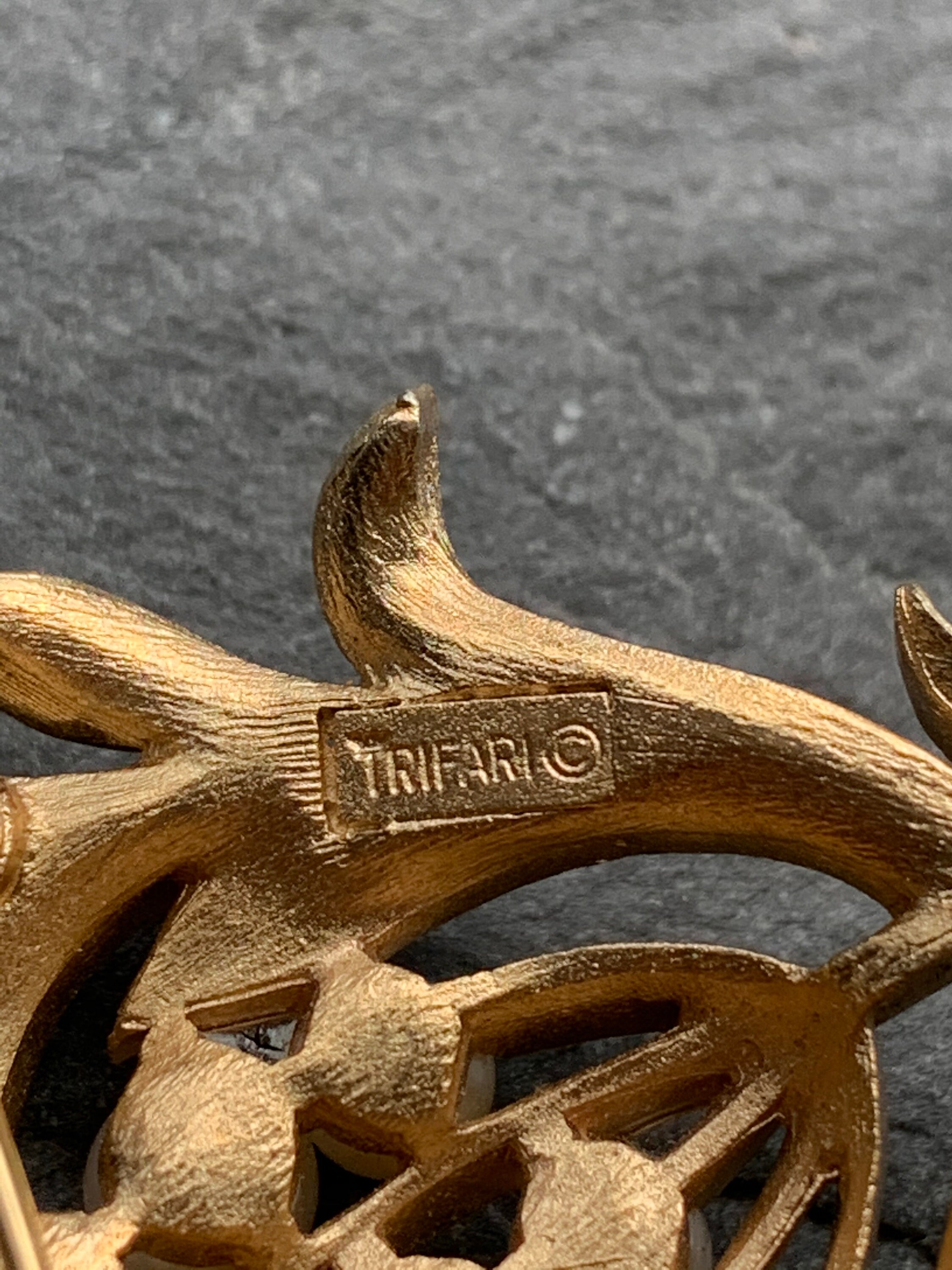 Trifari Pearl and Gold 1950 Vintage Brooch - Etsy