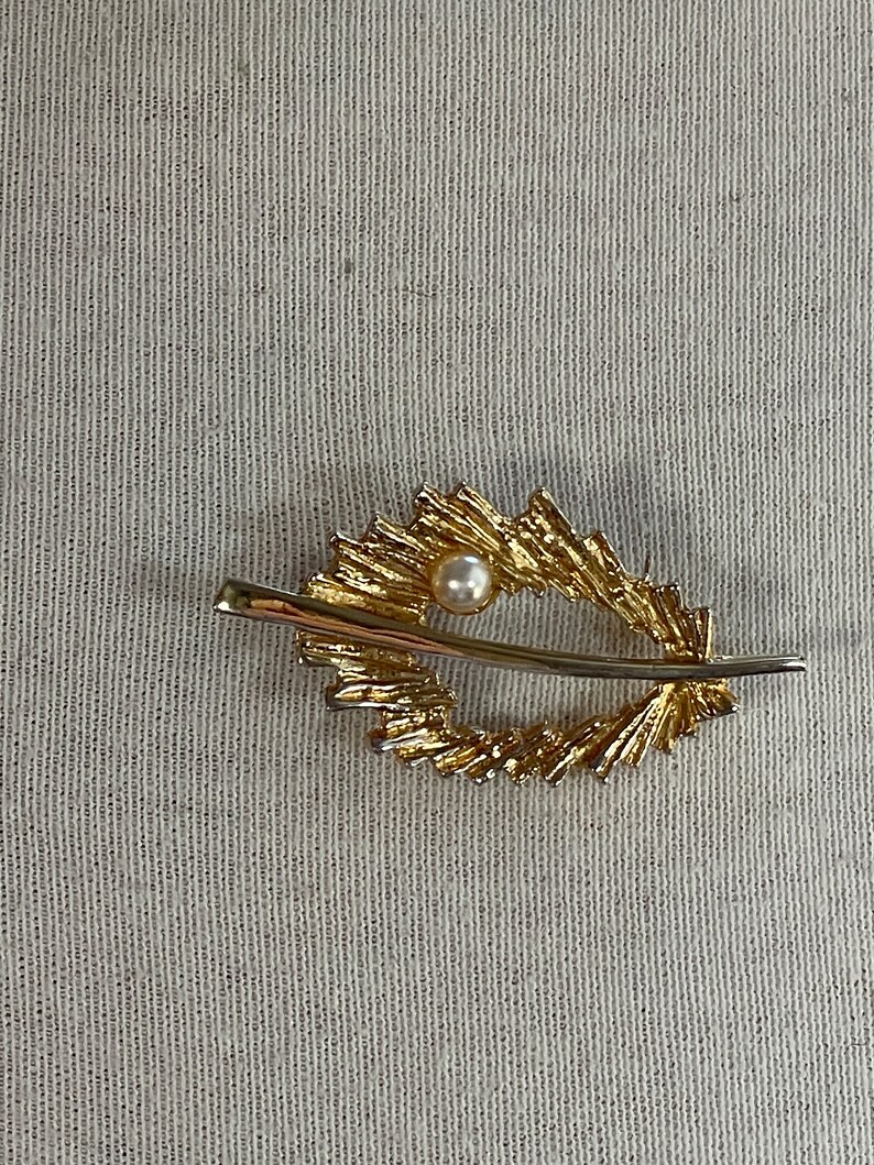 Broche de oro estilo hoja vintage firmado por Hollywood con una perla ...