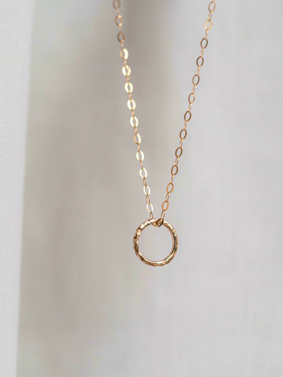 Delicado collar colgante de círculo martillado / 9ct oro - Etsy España
