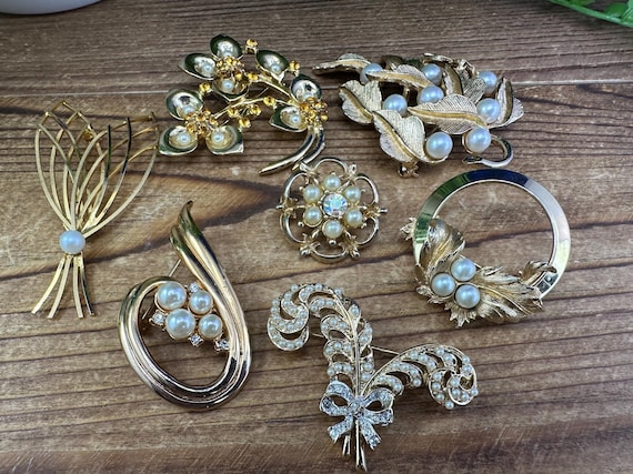 Gold coloured brooches store