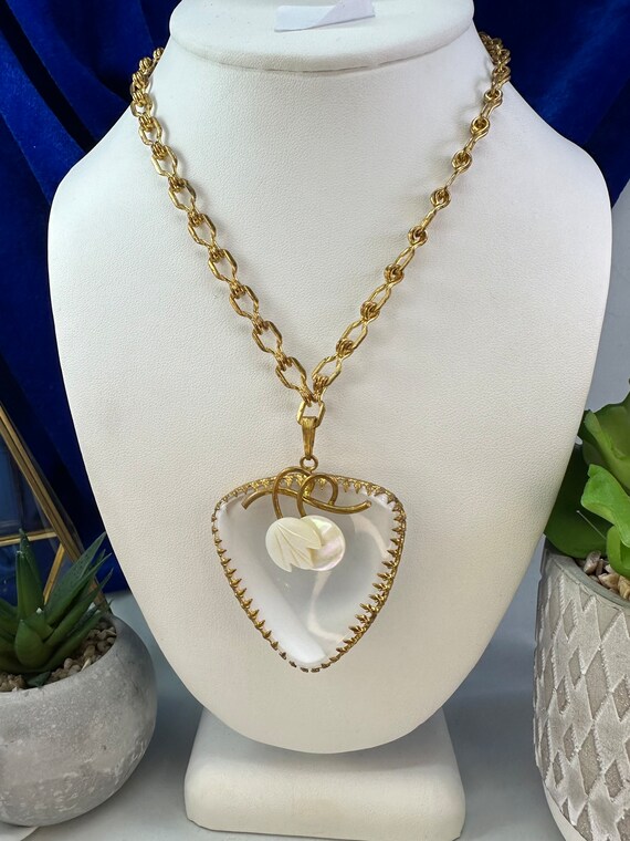 Signed Triad necklace. Gold coloured with shell penda… - Gem