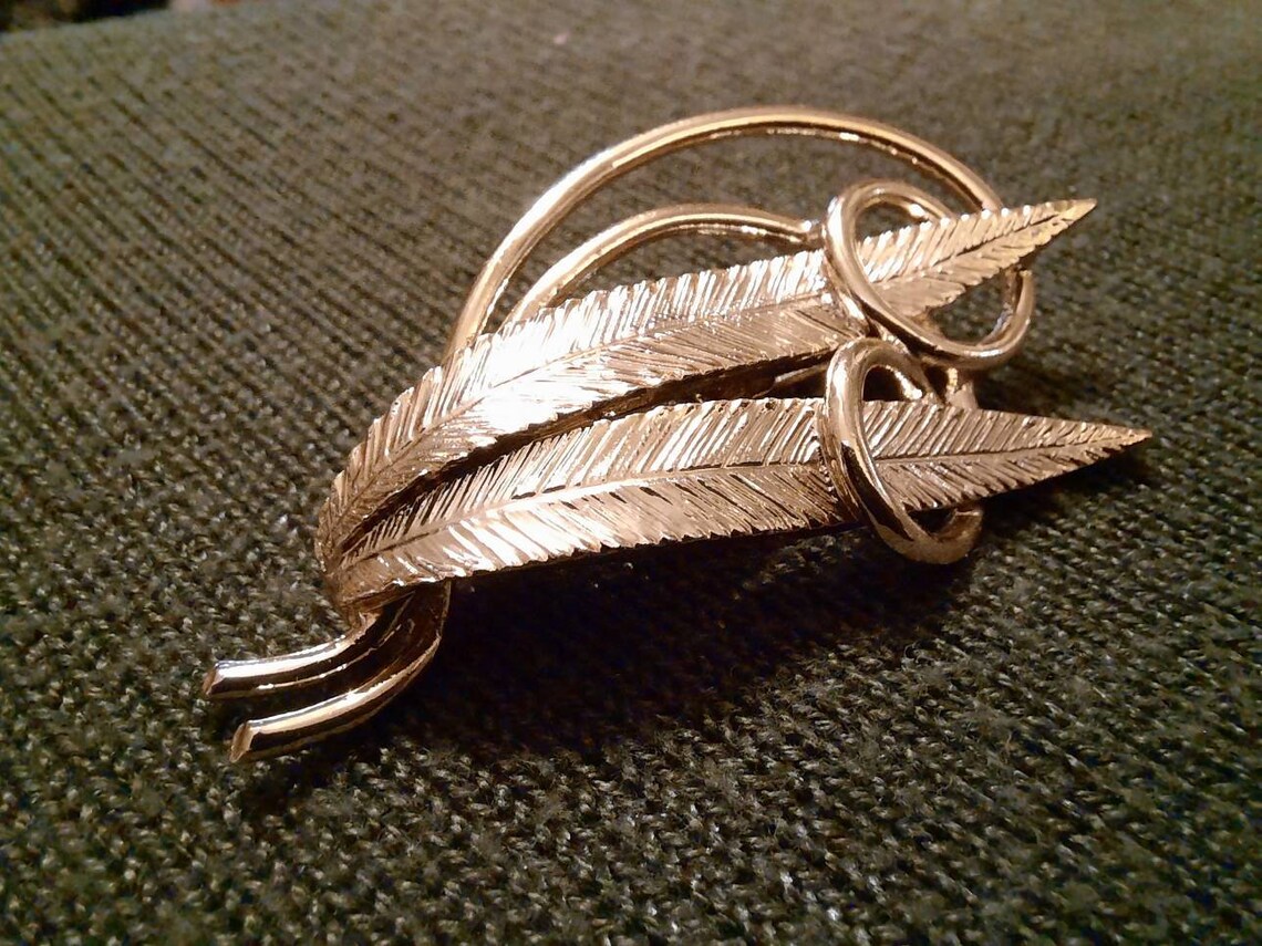 Beautiful Vintage Golden Swirl Brooch With Golden Feathers - Etsy