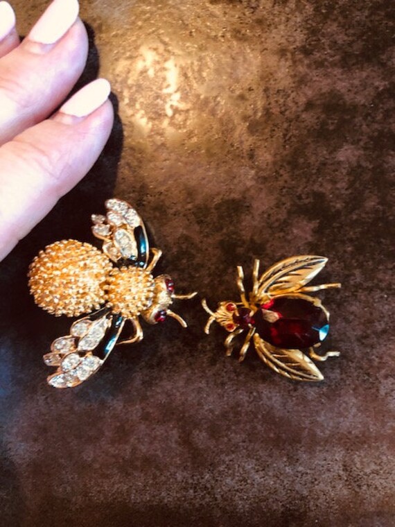 Beautiful DUO of VINTAGE BEE Pins - Circa 1940 - 1990 - Gem