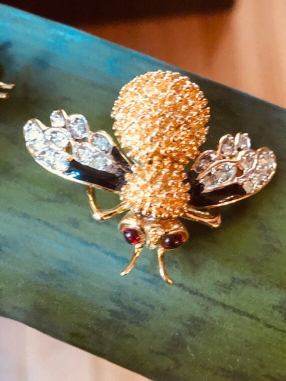 Beautiful DUO of VINTAGE BEE Pins - Circa 1940 - 1990 - Gem