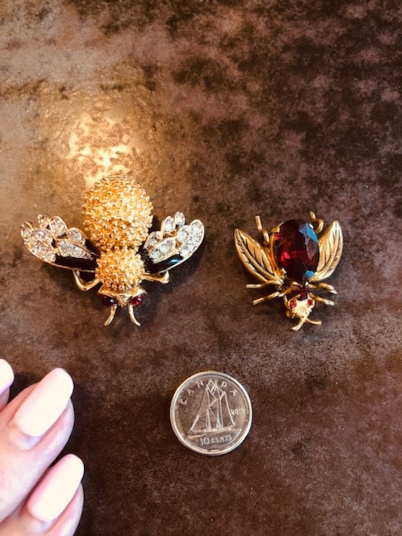 Beautiful DUO of VINTAGE BEE Pins - Circa 1940 - 1990 - Gem