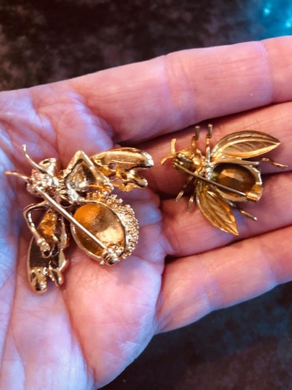 Beautiful DUO of VINTAGE BEE Pins - Circa 1940 - 1990 - Gem