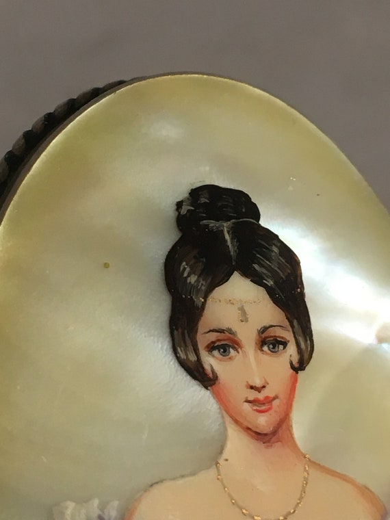 Hand Painted Portrait on Mother of Pearl Brooch. Sign… - Gem