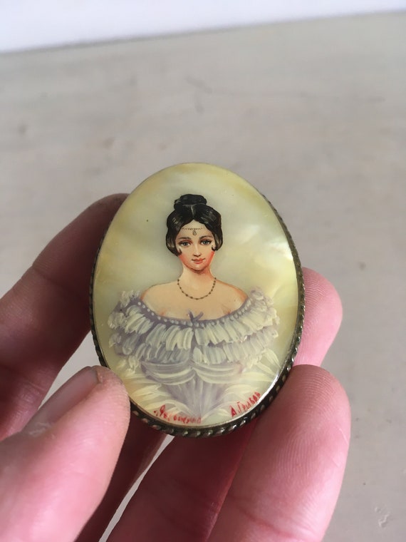 Hand Painted Portrait on Mother of Pearl Brooch. Sign… - Gem