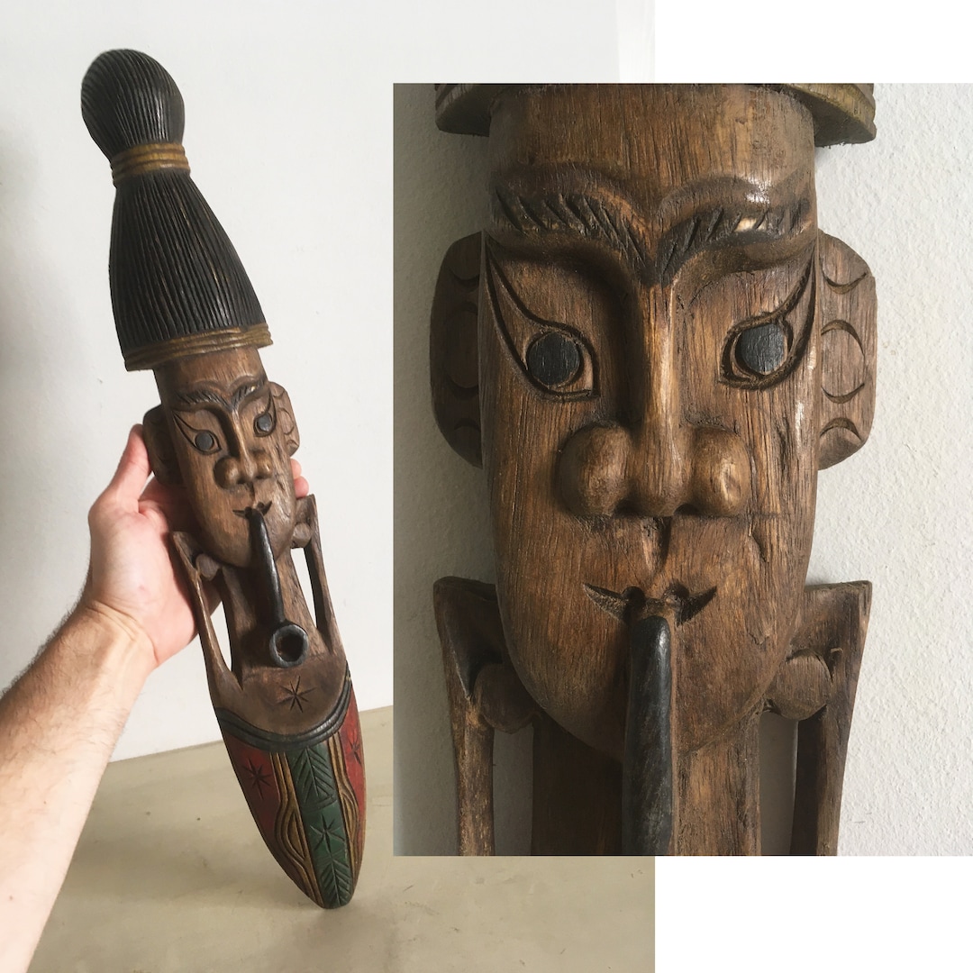 Handgebogene und gravierte afrikanische Holz-Wandbehang-Maske. Ethnische und Tribal Dekoration ...